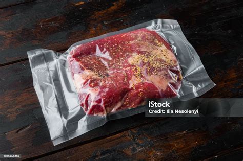 원시 송아지 브리스킷 쇠고기 바베큐를 만들기 위한 재료 파스트라미 치료 진공 밀봉 수비드 요리준비 오래된 어두운 나무 테이블
