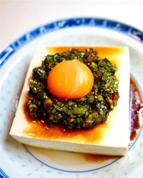 スタミナ満点！刻んでのせるだけの「にらダレ月見豆腐」 レシピ 豆腐 豆腐 レシピ 月見
