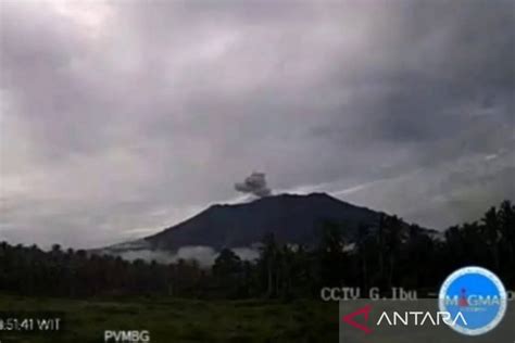 Gunung Ibu Erupsi 2 Kali Muntahkan Abu Vulkanik Setinggi 500 Meter