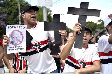 Spnet Torcedores Do São Paulo Protestam Contra Presidente Leco Raí E