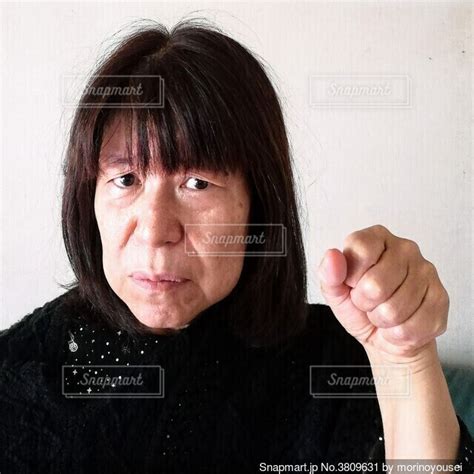 呆れた顔をする60歳の女性の写真・画像素材 3809631 Snapmart（スナップマート）