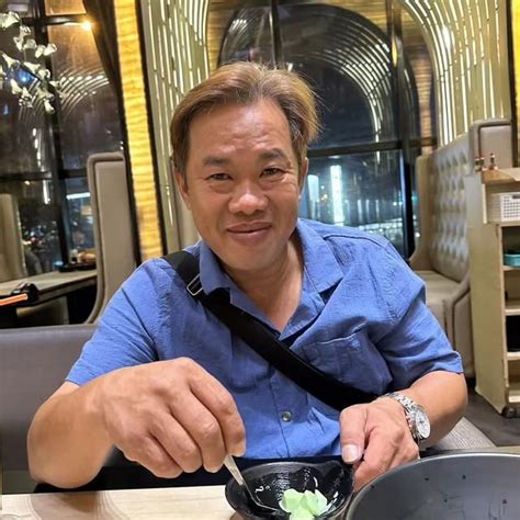 和你分手5个月了 你还是我的目标 还是那个能影响我情绪的人 我还留着我们的合影 还记得你的生日 我有过无数次想去找你的冲动 可还是忍住了 这条