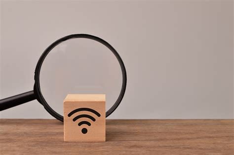 와이파이 아이콘으로 유리를 돋보이게합니다 인터넷 기술 및 네트워킹 개념 0명에 대한 스톡 사진 및 기타 이미지 0명