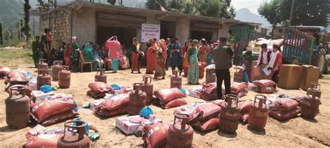 दलित महिला संघ डाेटीद्वारा ७५ परिवारलाई राहत वितरण