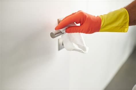 고무 장갑을 착용한 상태에서 소독제 물티슈로 도어 핸들을 소독하고 청소하는 남자의 다양한 사진 물휴지에 대한 스톡 사진 및 기타 이미지 Istock