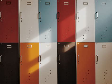 Armarios De Metal Rojo Blanco Azul Y Negro Puertas Armarios Retro