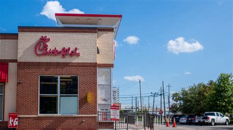 Internet Goes Wild After Seeing Chick Fil A Worker Stop Carjacking