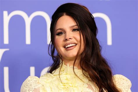 Lana Del Rey Detiene Concierto Para Pedirle A Sus Fans Que La Ayuden A