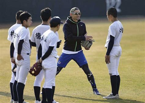 高松商業高校の指導に訪れ、選手の質問に答えるイチローさん（右から2人目） ― スポニチ Sponichi Annex 野球