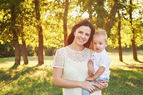 가을 가족은 숲 속을 걷습니다 행복한 엄마와 아기 가을 공원에서 어린 아들과 함께 가족 가족과 어머니의 날 아동 보호의 날 가족 피크닉 16 17 살에 대한 스톡 사진 및