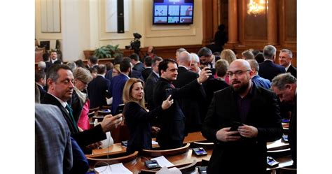 Вижте как се сбогуваха с парламента депутатите от 48 ото НС Снимки