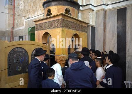Religiöse Juden beten in der Issaak Halle für jüdische Besucher