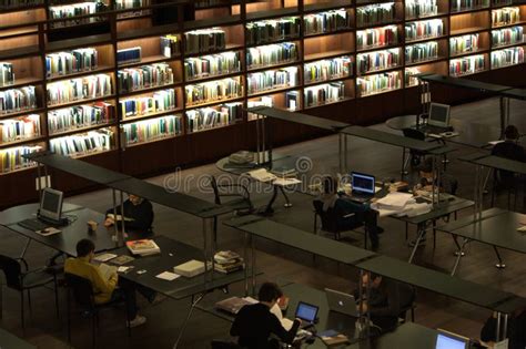学员图书馆 编辑类库存图片 图片 包括有 溺爱的 教学 学院 马德里 毕业生 教授法 书籍 25227129