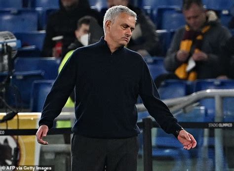 Roma 2 2 Verona Jose Mourinho Is Sent Off Again After Furious