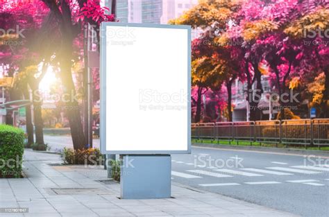경로 측면에 도시에서 뛰어난 빈 게시판 흰색 Led 스크린 수직 표시 광고 텍스트 템플릿 프로 모션 화려한 단풍과 야외에서