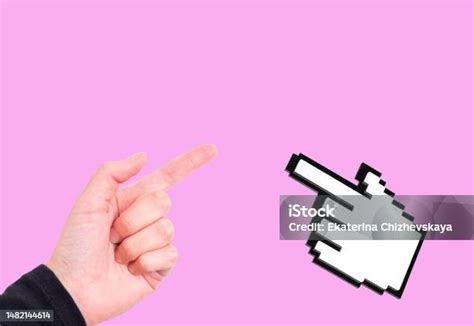 Kursor Tangan Pixelated Dan Tangan Manusia Pada Merah Muda Foto Stok Unduh Gambar Sekarang