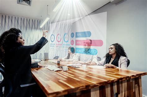 사무실에서 비즈니스 미팅 중 홀로그램의 데이터를 분석하는 동료들 검사 보기에 대한 스톡 사진 및 기타 이미지 검사 보기 재정 보고서 3차원 형태 Istock