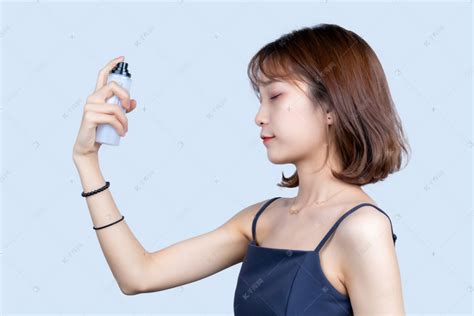 美女喷爽肤水护肤肌肤保养补水高清摄影大图 千库网