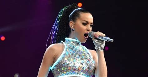10 Penyanyi Wanita Luar Negeri Paling Seksi Planet Kabar