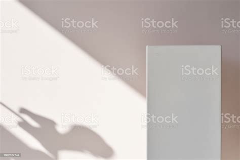 그림자가 있는 밝은 배경에 하나의 기하학적 직사각형 연단 복사할 빈 공간이 있는 흰색 플랫폼 또는 배경입니다 당신의 디자인을