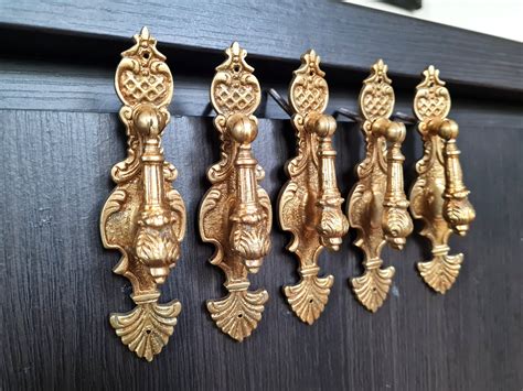Antique Brass Tear Drop Handle Pulls Knobs Victorian Cabinet Teardrop