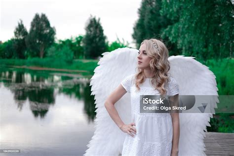 물 위에 서 흰색 천사 날개 매력적인 금발 천사 의상을 입은 아름다운 여자 여신 천사에 대한 스톡 사진 및 기타 이미지 천사 여자 한 명의 여자만 Istock