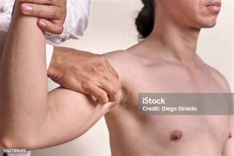 알아볼 수 없는 남성 환자의 상완골 맥박을 촉지하는 의사의 손 동맥에 대한 스톡 사진 및 기타 이미지 동맥 손목 2명
