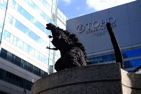 日比谷ゴジラスクエアに設置されている「シン・ゴジラ」をベースにした全長約3mのゴジラ像 Pc販売・修理 タスカル 亀戸店