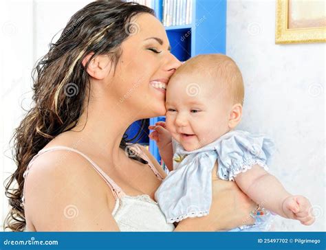 Madre Hermosa Con Su Bebé Foto De Archivo Imagen De Riéndose 25497702