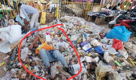नशे में चूर युवक ने कूड़े का ढेर ही बना लिया मखमल का गद्दा Pbk News