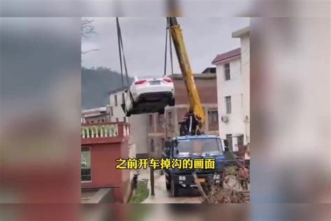 妻子开车掉到沟里，丈夫果断叫人拓宽路面