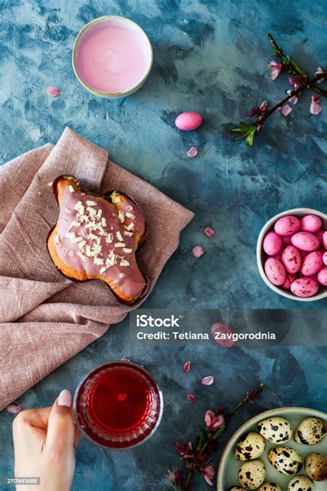 루비 글래스 토핑을 곁들인 부활절 콜롬바 케이크 평면도 부활절 장식 사탕 달걀 봄 가지 장미차를 손에 쥐고 부활제에 대한 스톡 사진 및 기타 이미지 Istock