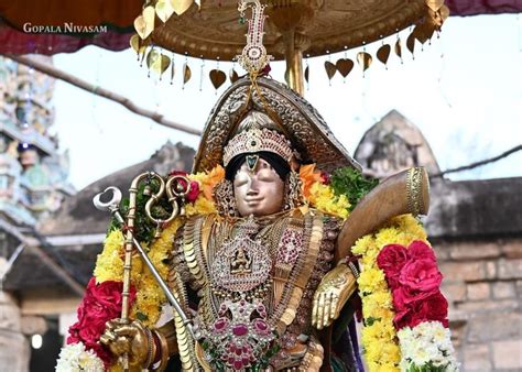 Pin By Deshamukalamu On Mannargudi Hindu Gods Hindu Krishna