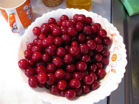Миска вишень на варення