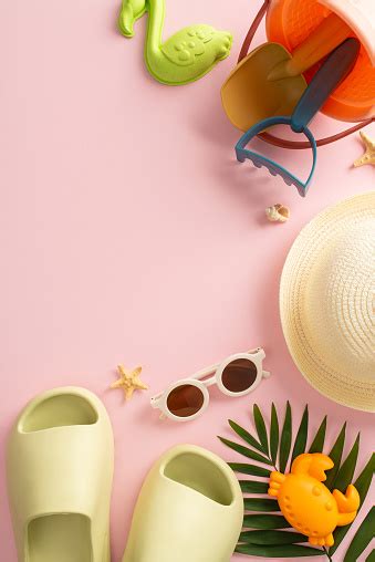 바다 근처에서 아이들과 함께하는 여름 여행에서 휴식을 취하십시오 상단 세로 보기 이미지 해양 조개껍데기 어린이 장난감 파나마