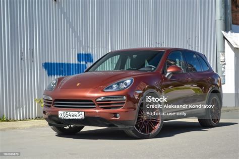 밝은 여름날의 배경에 회색 벽이 있는 포 르 쉐 카이엔 958 2013의 전면 보기 0명에 대한 스톡 사진 및 기타 이미지 0명 2013년 가솔린 Istock