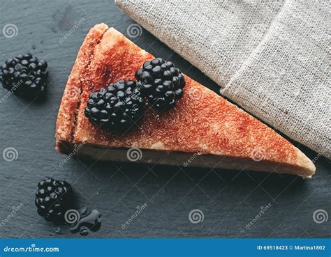Pastel De Queso Con Las Zarzamoras Imagen De Archivo Imagen De