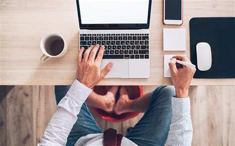 만화 현대 사무실 테이블 탑 뷰 샷입니다 Pc 마우스를 사용하여 노트북 키보드에 입력하고 테이블 아래 발 뜨거운 목욕에 자신의