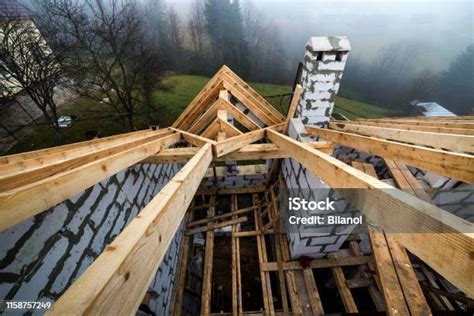 중공 폼 절연 블록으로 만든 벽에 나무 목재 빔과 판자에서 지붕 프레임의 상단보기 건물 지붕 건설 및 리노베이션 개념 가문비나무에 대한 스톡 사진 및 기타 이미지 Istock