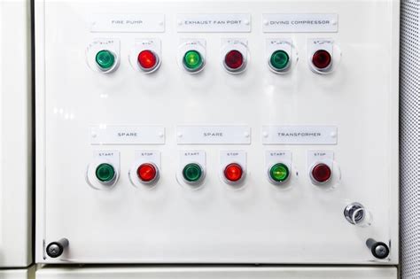 Tablero Con Botones Para Iniciar Y Detener Sistemas En La Sala De
