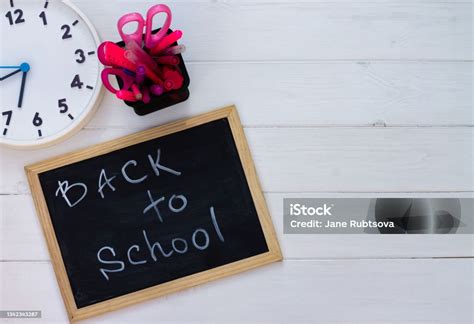 흰색 나무 배경에 학교 검은 분필 보드로 돌아 분홍색 공급 맨 위 보기입니다 복사 공간을 참조하십시오 교육 개념 0명에 대한 스톡 사진 및 기타 이미지 Istock