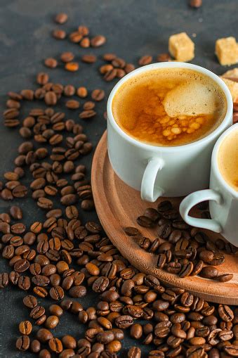 커피는 신선 하 고 뜨거운 흰색 컵 아로마 음료 의 서빙 음식 평면도 복사 공간 Robusta Coffee Drink에 대한