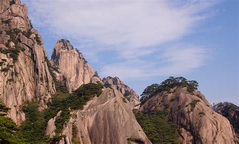 파인 트리 숲으로 덮여 바위와 풍경의 아름 다운 볼 수 있습니다 황산 안후이 성 중국에 있는 산맥 0명에 대한 스톡 사진 및
