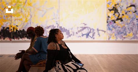 Deux Femmes Assises Sur Un Banc Devant Un Tableau Photo Photo Londres