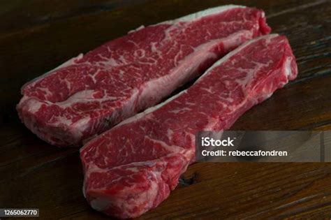 스테이크 정육점 상점에서 나무 정육점 블록에서 찍은 생 고기 고기의 고전적인 미국 정육점 컷 스테이크 쇠고기 갈비 필레 미뇽 돼지 갈비 돼지 허리 리브 아이 양고기 생크 0