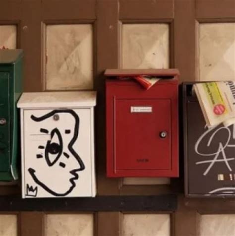 Жена остана без думи когато видя бележката на входната си врата Снимка За Жената