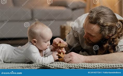 蓄着胡子的白人家庭父亲爸爸有小女儿的婴儿婴儿在家里趴在地上 库存照片 图片 包括有 白种人 娱乐 241437724