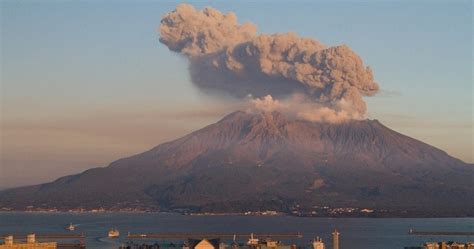 Sakurajima o vulcão imenso e ativo no Japão
