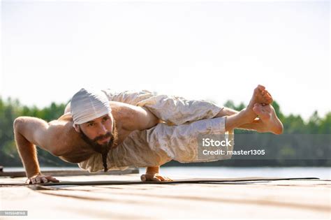 야외에서 해돋이에서 강 정박지에서 요가를 명상하는 한 젊은 수염을 가진 남자 정신 건강 휴식 자연과의 조화의 개념 30 34세에 대한 스톡 사진 및 기타 이미지 Istock