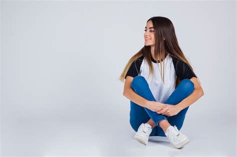 Chica Joven Sonriendo Y Mirando A La Derecha Foto Gratis